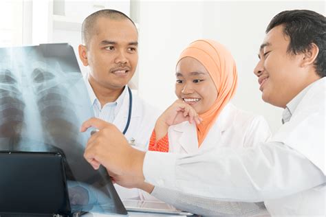 醫生探討 X 射線圖像 照片檔及更多 人 照片 人 伊斯蘭教 健保和醫療 Istock