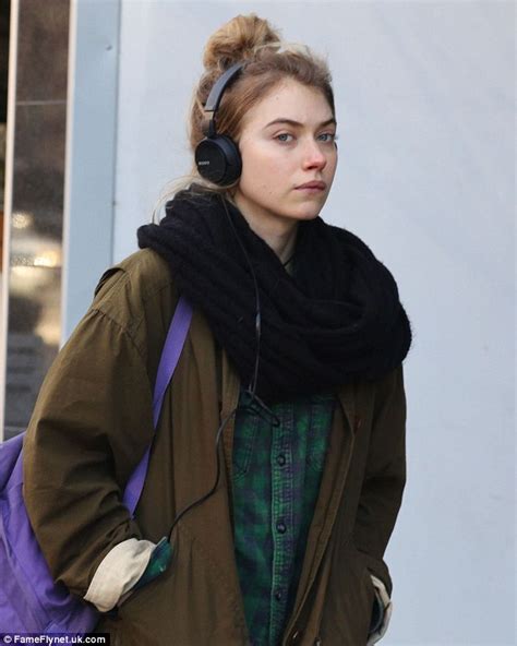 Imogen Poots Shows Off A Flawless Complexion Daily Mail Online