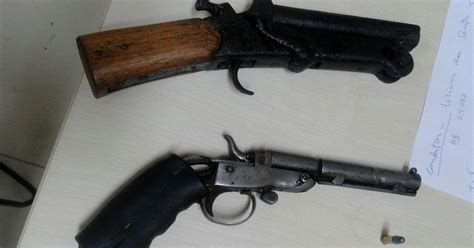 G1 Armas caseiras são apreendidas dupla suspeita de assalto na