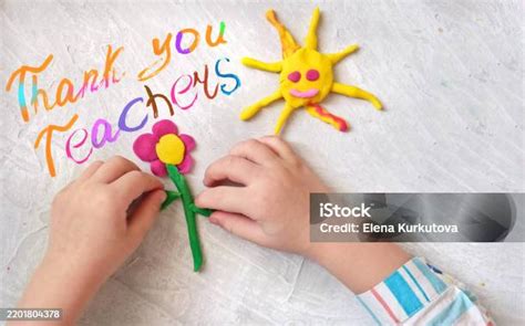 다채로운 폴리머 점토 플라스틱 페인트 칠한 텍스트로 꽃과 미소 짓는 태양을 만드는 어린이 소녀 선생님 감사합니다 필적 가정 교육 Diy에 대한 스톡 사진 및 기타 이미지