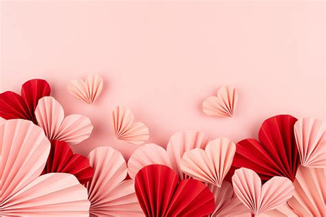 발렌타인 데이 결혼 축하를 위한 하트 사랑 배경 많은 아름다운 분홍색과 빨간색 종이 종이 종이 접기 스타일의 하트를 파스텔 핑크 색상으로 헤더 테두리 복사 공간 상위 뷰로
