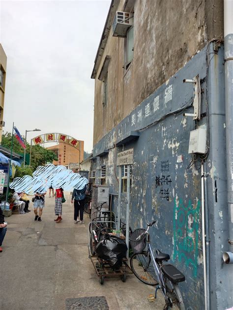 複雜物堆 On Twitter 上次去長洲應該是五六年前。住長洲的同事講過19年長洲的情況比較特別，放映會一直在搞，藍絲也像其他區一樣有撕連儂牆，但長洲警察就那麼多，每晚那部警車在哪裡買