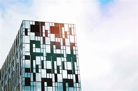 흐린 하늘 아래 영국에서 현대 높은 상승 유리 사무실 건물의 경사 보기 0명에 대한 스톡 사진 및 기타 이미지 0명 거래소