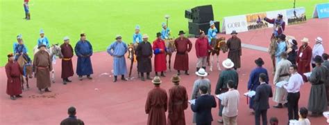 Түрүүлж айрагдсан морьдын цолыг дуудаж шагнал гардууллаа