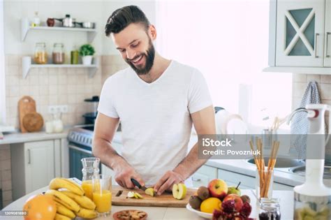 잘 생긴 젊은 스포티 한 미소 남자 부엌에서 채식 주의 건강 한 과일 샐러드와 스무디 좋은 분위기에서 준비 근육질 체격에 대한 스톡 사진 및 기타 이미지 Istock
