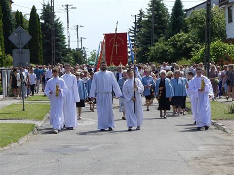 Tłumy na procesji Bożego Ciała w parafii Chrystusa Odkupiciela w