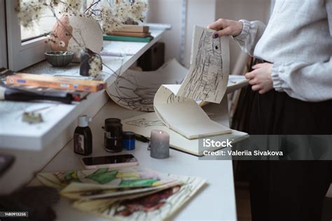 여성 예술가는 펜과 검정 잉크로 그림을 그리는 작품을 본다 그래픽 페인팅 현대 미술 창조 25 29세에 대한 스톡 사진 및 기타 이미지 Istock