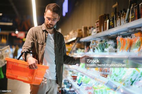 식료품점에서 재사용 가능한 가방에 야채와 과일을 사는 남자 제로 웨이스트 개념 가방에 대한 스톡 사진 및 기타 이미지 가방 건강한 생활방식 건강한 식생활 Istock
