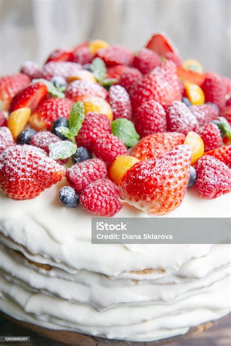 창 근처 나무 테이블에 신선한 딸기와 수제 화이트 크림 케이크 거품 내기에 대한 스톡 사진 및 기타 이미지 거품 내기 과일 달콤한 음식 Istock