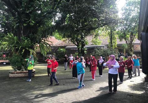 Hari Krida Siswa Guru Dan Karyawan Senam Bersama