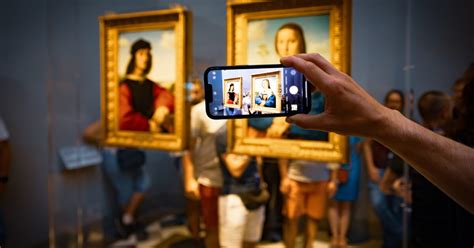 ביש מזל ניסה לעשות סלפי וקרע ציור בן 300 שנה צפו ערוץ 14 C14