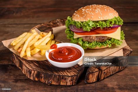소고기 토마토 치즈 오이 양상추를 곁들인 맛있는 수제 버거 맛있는 구운 햄버거 우아에 대한 스톡 사진 및 기타 이미지 우아 케첩 프렌치 프라이 Istock