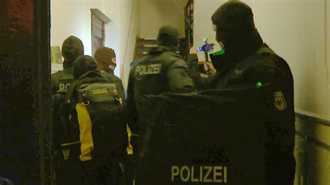 Razzia Bei Hooligans Nach Angriff Auf Zug Mit Fußballfans Regional