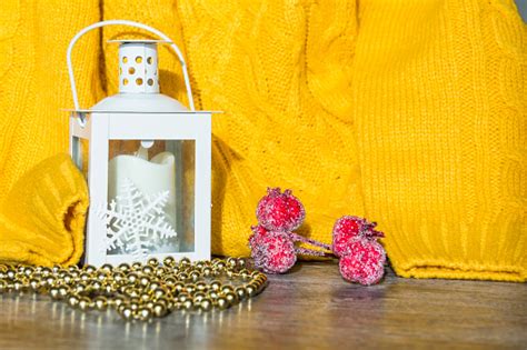 새해와 크리스마스 장식 및 장식 나무 표면 배경에 노란색 스웨터와 장식 12월 31일에 대한 스톡 사진 및 기타 이미지 12월 31일 강림절 공휴일 Istock