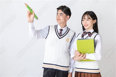 한국인 누끼 교육 주제 공부 학생 고등학생 중학생 학교생활 십대 인간의나이 두명 교복 이미지 Jv11186312 게티이미지뱅크