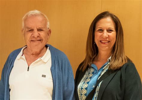 הלאונג אבן הפינה של רוזנברג Tmi