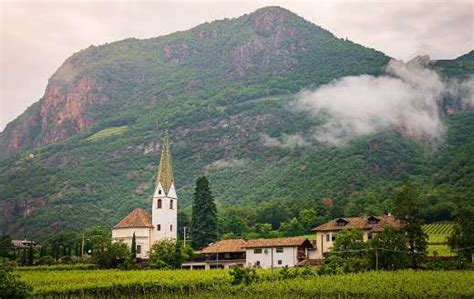 Bolzano Italie paysage de montagne maisons église Puzzle en ligne