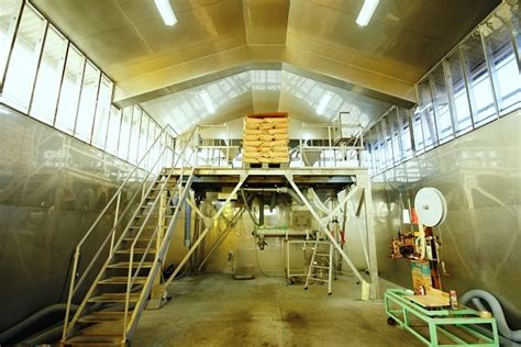 特級食添製品の粉砕 米山化学工業株式会社