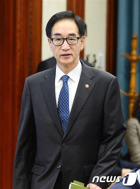 사회관계장관회의 참석하는 이준식 부총리 뉴스1