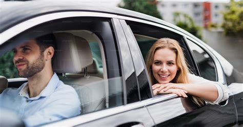 タクシー車の後部座席に座って窓の外を見ているビジネスマン。の写真 妻 Unsplashの写真