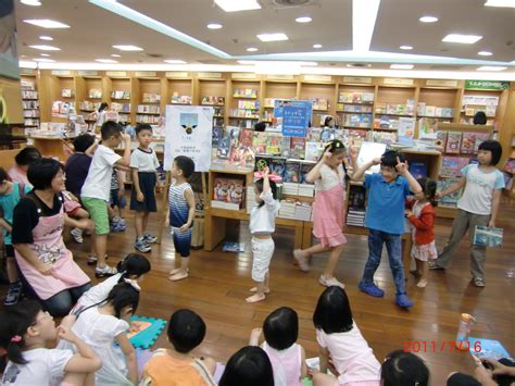 燦爛笑容的向日葵女孩 2011716 小魯姐姐蔡幸珍到雙和誠品書店說《這一點都不好笑！》的故 事。
