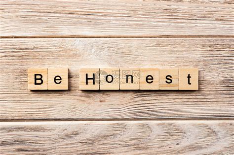诚实的字写在木块上在桌子上说实话高清图片下载 正版图片505446580 摄图网