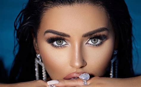 Abigail Ratchford En Corsé Y Mallas Eleva La Temperatura