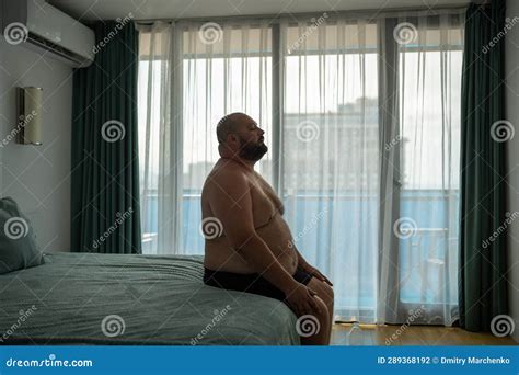 Hombre Con Exceso De Peso Desnudo Sentado De Mal Humor Con Aire