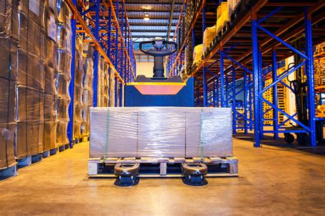 포장 상자전기 지게차 팔레트 잭팔레트에 플라스틱을 포장 높은 선반 저장 물류 창고 발송물 상자 공급망 배송 창고 물류 따기에 대한 스톡 사진 및 기타 이미지 Istock