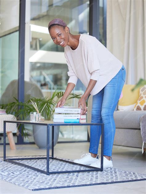 Livres De Femme Noire Et Portrait Détudiant Dans Le Salon Ramasser Un