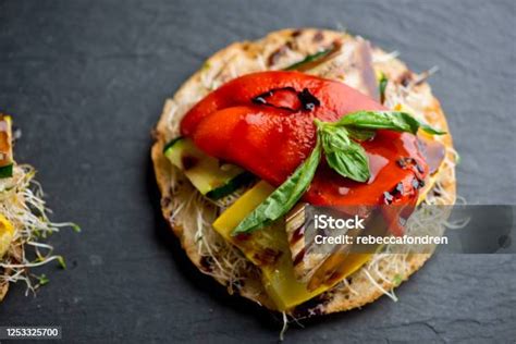 파니니 또는 이탈리안 그릴 프레스 샌드위치 클래식 한 이탈리아 점심 좋아하는 델리 고기 살라미 프로슈토 치즈 모짜렐라 파르메산 구운 채소 햇볕에 말린 토마토 아루굴라