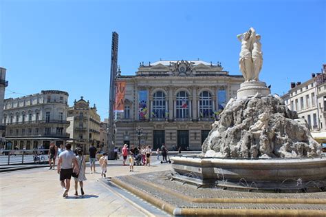 프랑스 몽펠리에의 La Place De La Comédie에 있는 전통적인 프랑스 건축물과 분수 거리에 대한 스톡 사진 및 기타