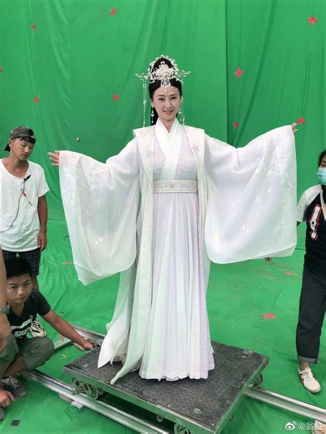 54歲翁虹深v低胸裝現身台灣！15歲女美貌屢獲讚 公布愛女發展大計 星島日報
