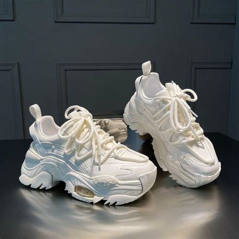 Білі масивні кроси — ціна 3340 грн у каталозі Кросівки Купити жіночі речі за доступною ціною на