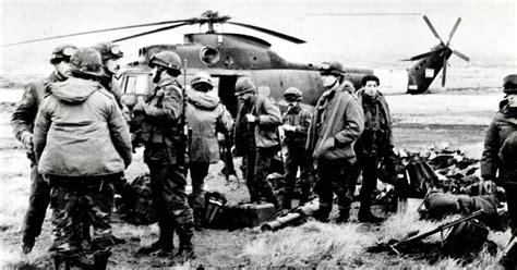 Dos Comandos Enemigos En Malvinas El Argentino Lo Capturó Y Protegió