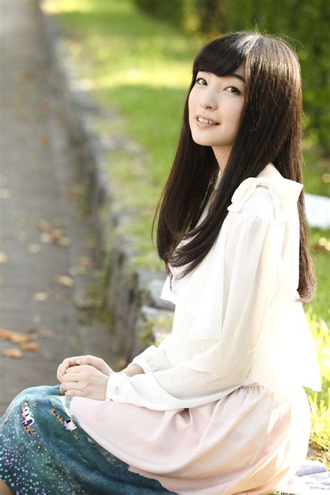 【60画像】かわいい美脚声優！上田麗奈の高画質画像まとめ！ 声優 赤いセーター 黒い衣装