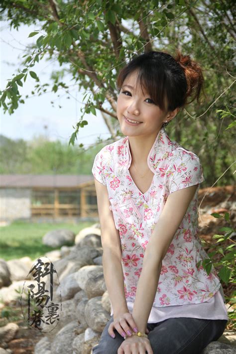 斜阳巷里 落花的窗台 沉静低调的唯美小碎花 原创双领衬衫 粉色专 斜阳巷里