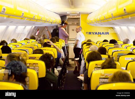 Les Passagers Dans Une File Dattente Pour Les Toilettes Au Cours Dun