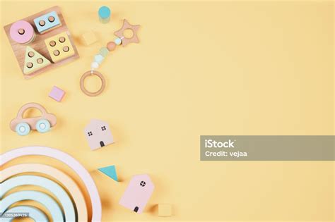 노란 배경에 아기 아이 장난감 프레임 맨 위 보기입니다 플랫 레이 텍스트 공간 복사 0명에 대한 스톡 사진 및 기타 이미지