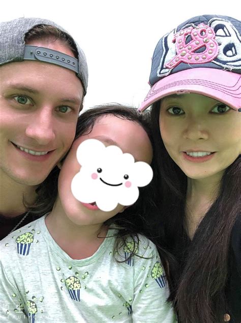 馬丁完成離婚登記 前妻曬一家三口照