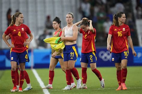 ＜パリ五輪サッカー女子 ブラジル・スペイン＞準決勝敗退に落胆するスペイン代表イレブン（ap） スポニチ Sponichi Annex サッカー
