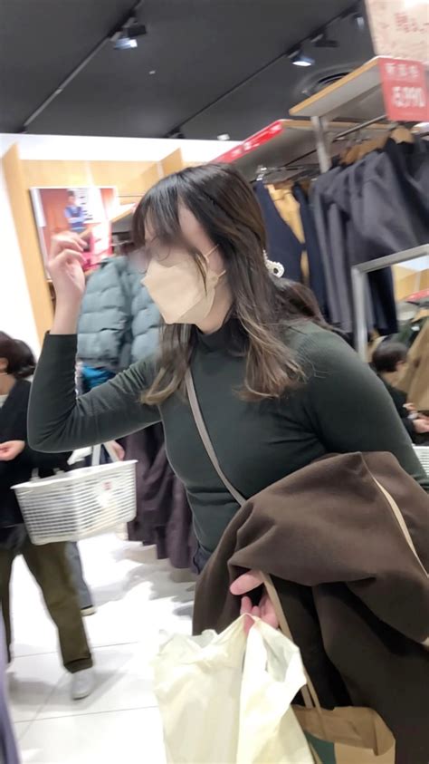 お買い物中の眺め お買い物中のムチムチJDを追い回し