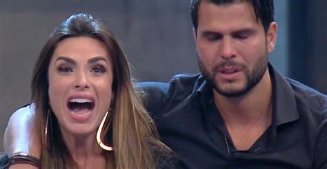 Nicole Bahls Perde A Cabeça Arma Escândalo Ao Vivo E Atira Microfone