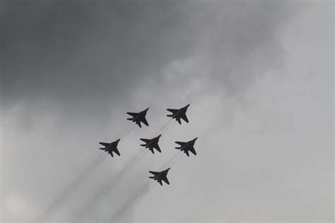 Группа высшего пилотажа «Стрижи порадовала кемеровчан блестящим авиашоу фоторепортаж РИА