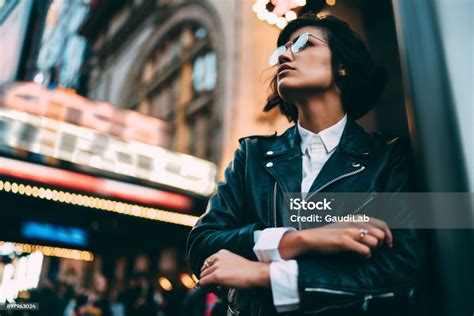 세련 된 옷을 보면 현대 건축 홍보 영역에 서 있는 뉴욕시에서 사려깊은 Hipster 소녀 맨하탄의 도시 설정에 야외에서 시간을