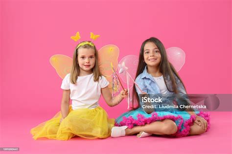 분홍색 배경에 날개와 마법의 지팡이가있는 요정 의상을 입은 귀여운 소녀 소녀에 대한 스톡 사진 및 기타 이미지 소녀 분홍 아이 Istock