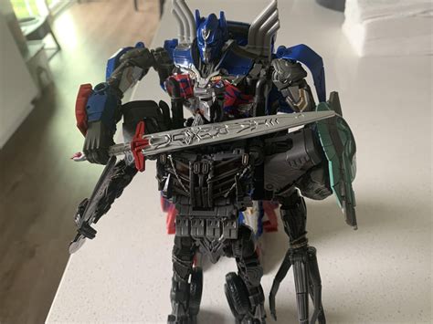 Bayverse Optimus Prime Vs Rotb Scourge Would Make For A Brutal Fight