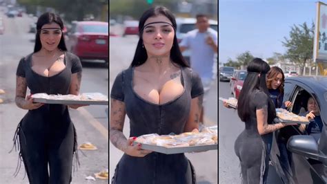 Captan a Karely Ruiz vendiendo pays en las calles y las redes reaccionan Tápate ese pecho niña