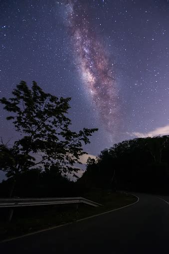 맑은 아름다운 은하와 놀라운 어두운 하늘 보르네오에서 아름다운 은하수 은하 곡물긴 노출 사진 이미지에는 특정 입자 또는 노이즈
