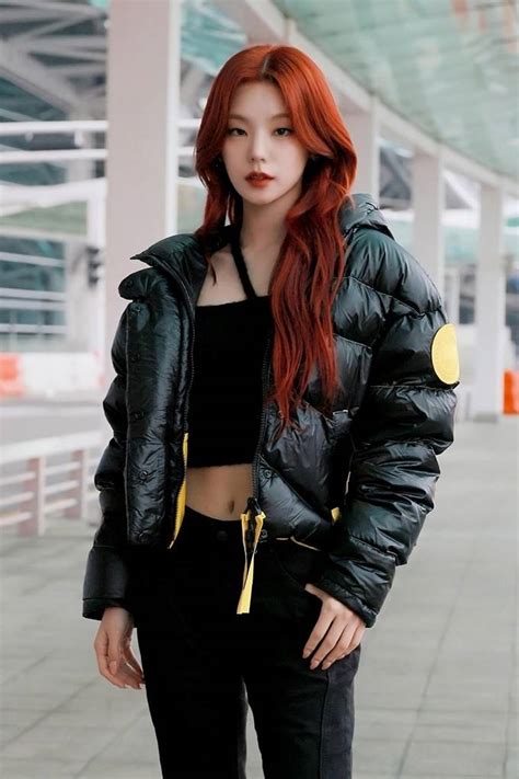 패션엔 걸그룹 있지 올 겨울도 얼죽숏 더 짧고 힙한 숏패딩룩 상해 출국